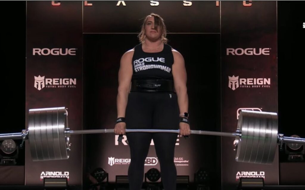 Lucy Underdown définit un soulevé de terre à barre d'éléphant de 666 lb ...