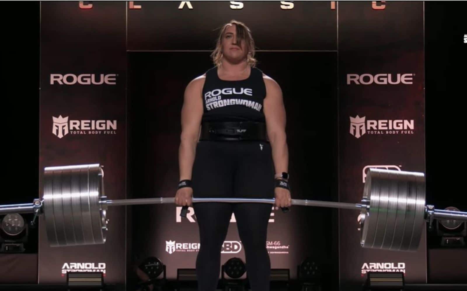 Lucy Underdown définit un soulevé de terre à barre d'éléphant de 666 lb ...