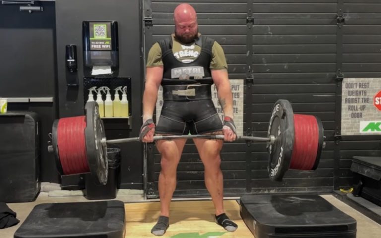 Mitchell Hooper verrouille un soulevé de terre élevé de 525 kg (1 157,4 ...