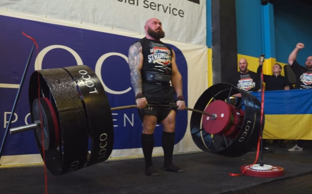 Oleksii Novikov établit 550 kg (1 212,5 lb) record du monde de soulevés ...